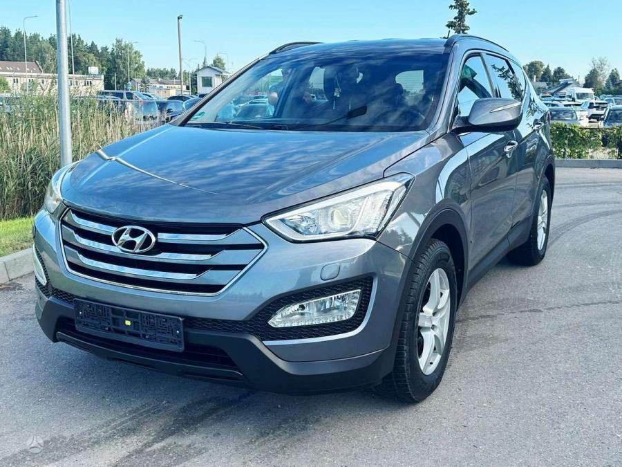Grey Hyundai Santa Fe 2013 in Utena, with an engine capacity of 2.20 L and mileage of 241 thousand km for 8850 €, photo 1 on AUTOMOTO.COM.LV