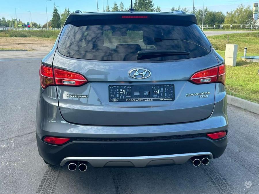 Grey Hyundai Santa Fe 2013 in Utena, with an engine capacity of 2.20 L and mileage of 241 thousand km for 8850 €, photo 4 on AUTOMOTO.COM.LV