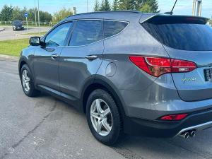 Grey Hyundai Santa Fe 2013 in Utena, with an engine capacity of 2.20 L and mileage of 241 thousand km for 8850 €, photo 6 on AUTOMOTO.COM.LV