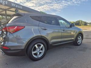 Grey Hyundai Santa Fe 2013 in Utena, with an engine capacity of 2.20 L and mileage of 241 thousand km for 8850 €, photo 11 on AUTOMOTO.COM.LV
