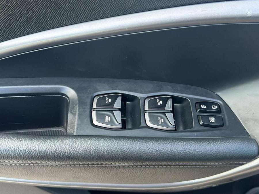 Grey Hyundai Santa Fe 2013 in Utena, with an engine capacity of 2.20 L and mileage of 241 thousand km for 8850 €, photo 17 on AUTOMOTO.COM.LV