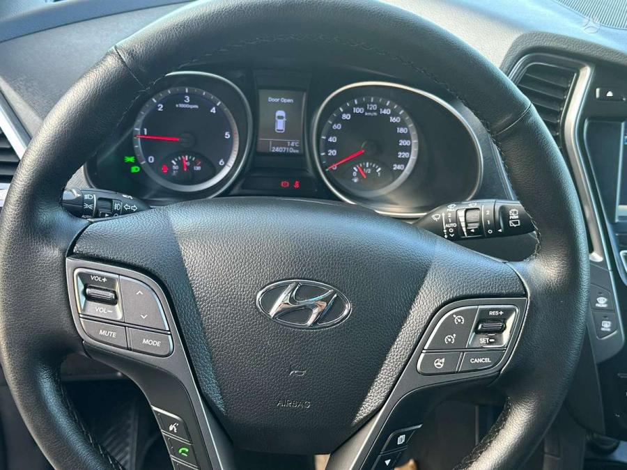 Grey Hyundai Santa Fe 2013 in Utena, with an engine capacity of 2.20 L and mileage of 241 thousand km for 8850 €, photo 25 on AUTOMOTO.COM.LV