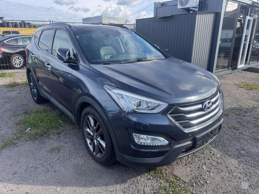 Grey Hyundai Santa Fe 2013 in Kaunas, with an engine capacity of 2.19 L and mileage of 257 thousand km for 8600 €, photo 3 on AUTOMOTO.COM.LV