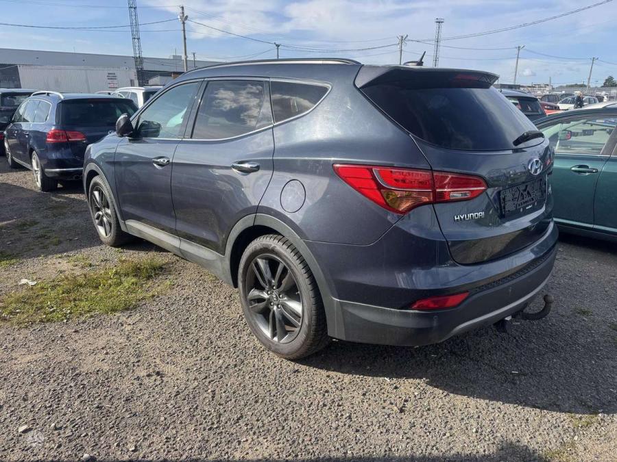 Grey Hyundai Santa Fe 2013 in Kaunas, with an engine capacity of 2.19 L and mileage of 257 thousand km for 8600 €, photo 4 on AUTOMOTO.COM.LV