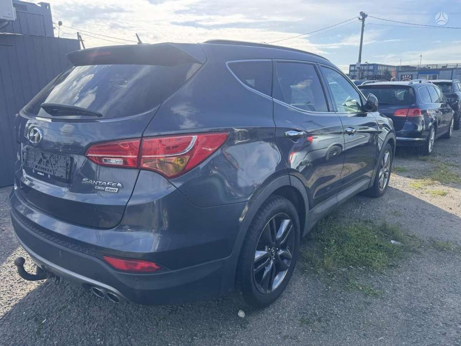 Grey Hyundai Santa Fe 2013 in Kaunas, with an engine capacity of 2.19 L and mileage of 257 thousand km for 8600 €, photo 5 on AUTOMOTO.COM.LV