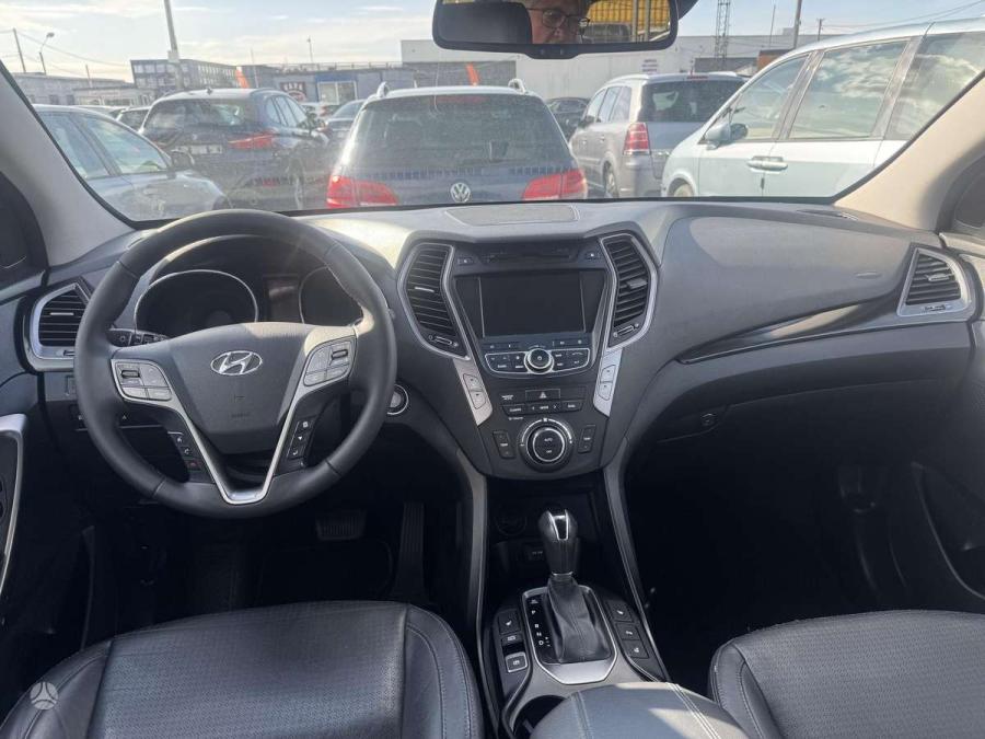 Grey Hyundai Santa Fe 2013 in Kaunas, with an engine capacity of 2.19 L and mileage of 257 thousand km for 8600 €, photo 6 on AUTOMOTO.COM.LV