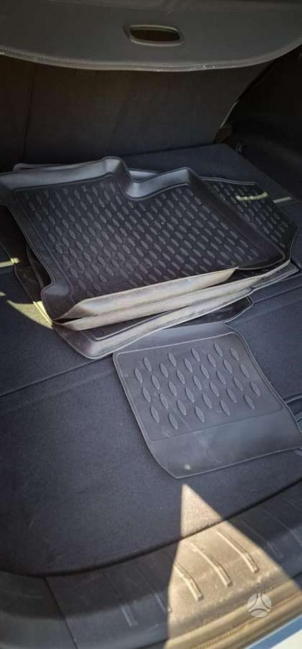 Grey Hyundai Santa Fe 2014 in Marijampole, with an engine capacity of 2.20 L and mileage of 160 thousand km for 10330 €, photo 56 on AUTOMOTO.COM.LV