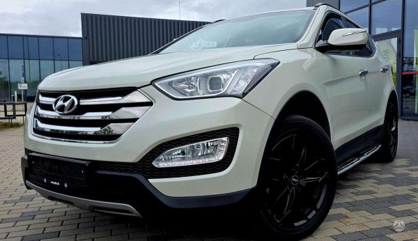 Grey Hyundai Santa Fe 2014 in Siauliai, with an engine capacity of 2.00 L and mileage of 189 thousand km for 10950 €, photo 1 on AUTOMOTO.COM.LV