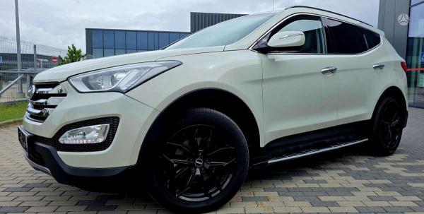 Grey Hyundai Santa Fe 2014 in Siauliai, with an engine capacity of 2.00 L and mileage of 189 thousand km for 10950 €, photo 4 on AUTOMOTO.COM.LV