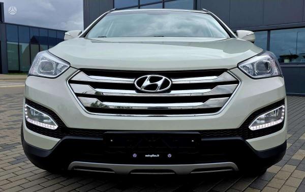 Grey Hyundai Santa Fe 2014 in Siauliai, with an engine capacity of 2.00 L and mileage of 189 thousand km for 10950 €, photo 5 on AUTOMOTO.COM.LV