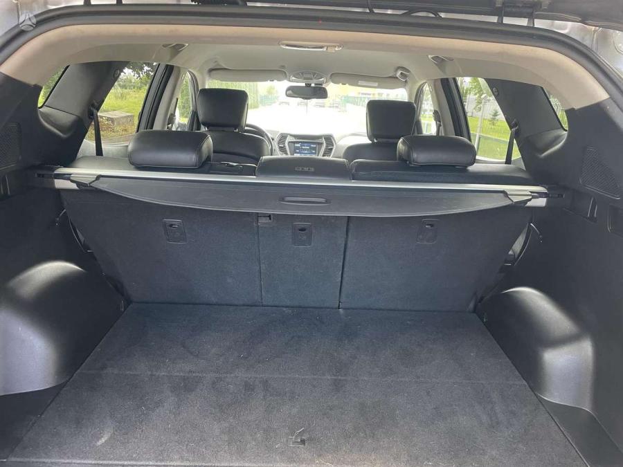 Grey Hyundai Santa Fe 2014 in Taurage, with an engine capacity of 2.00 L and mileage of 260 thousand km for 7800 €, photo 6 on AUTOMOTO.COM.LV