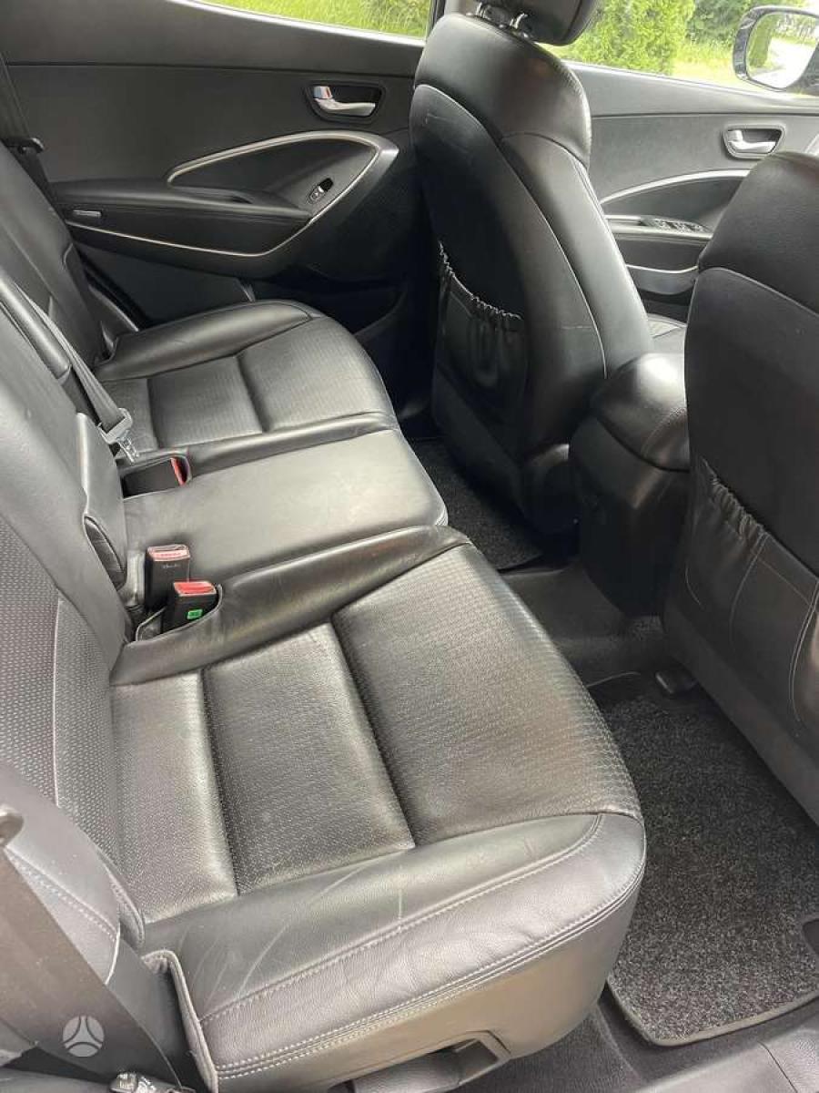 Grey Hyundai Santa Fe 2014 in Taurage, with an engine capacity of 2.00 L and mileage of 260 thousand km for 7800 €, photo 8 on AUTOMOTO.COM.LV