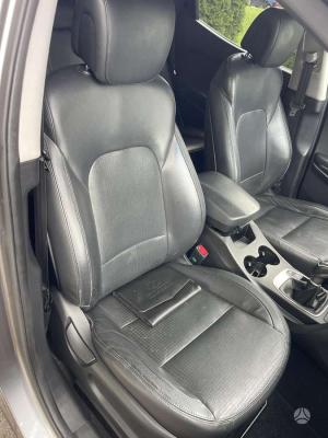Grey Hyundai Santa Fe 2014 in Taurage, with an engine capacity of 2.00 L and mileage of 260 thousand km for 7800 €, photo 9 on AUTOMOTO.COM.LV