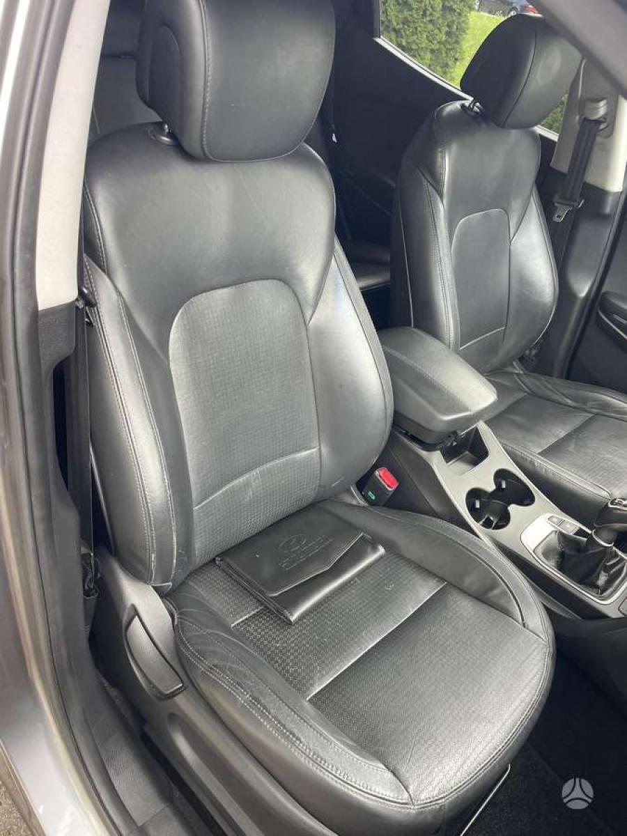 Grey Hyundai Santa Fe 2014 in Taurage, with an engine capacity of 2.00 L and mileage of 260 thousand km for 7800 €, photo 9 on AUTOMOTO.COM.LV