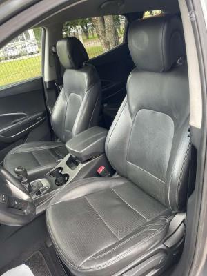 Grey Hyundai Santa Fe 2014 in Taurage, with an engine capacity of 2.00 L and mileage of 260 thousand km for 7800 €, photo 11 on AUTOMOTO.COM.LV