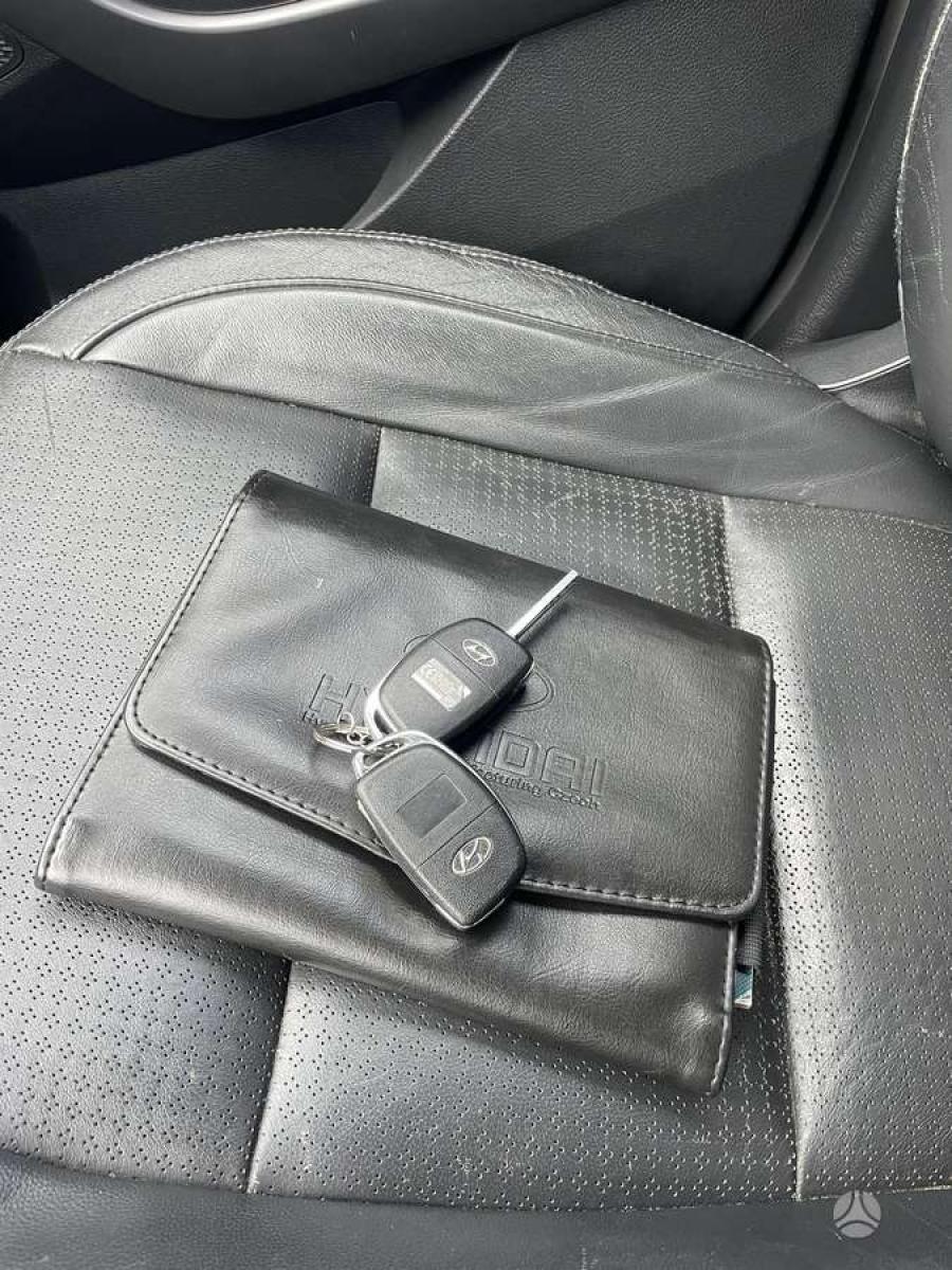 Grey Hyundai Santa Fe 2014 in Taurage, with an engine capacity of 2.00 L and mileage of 260 thousand km for 7800 €, photo 16 on AUTOMOTO.COM.LV