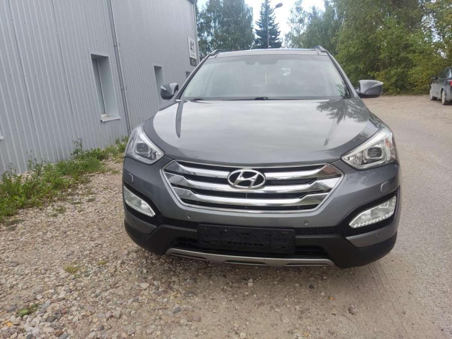 Grey Hyundai Santa Fe 2014 in Ukmerge, with an engine capacity of 2.20 L and mileage of 253 thousand km for 9000 €, photo 1 on AUTOMOTO.COM.LV