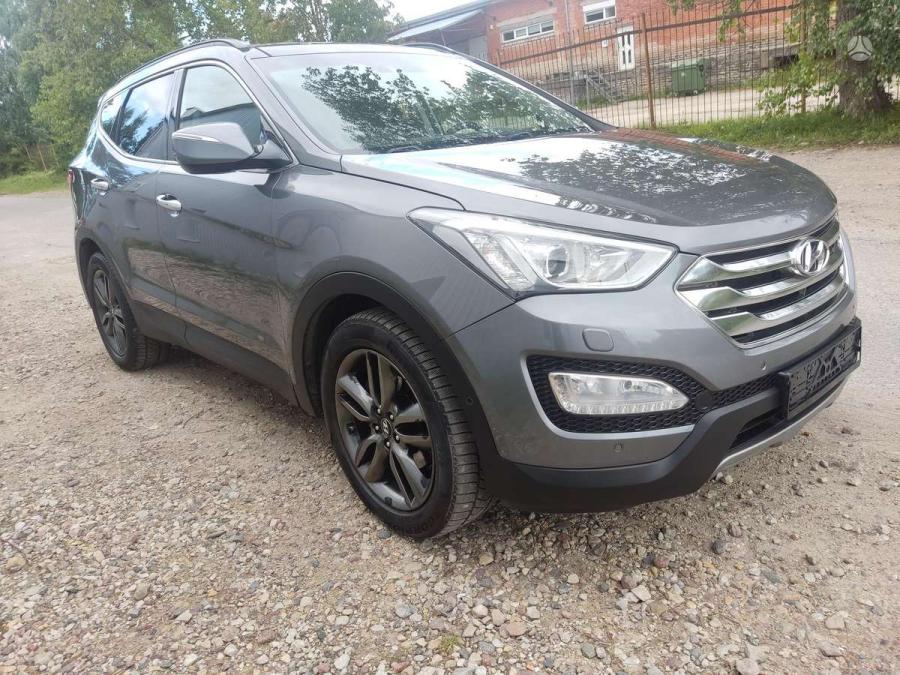 Grey Hyundai Santa Fe 2014 in Ukmerge, with an engine capacity of 2.20 L and mileage of 253 thousand km for 9000 €, photo 3 on AUTOMOTO.COM.LV