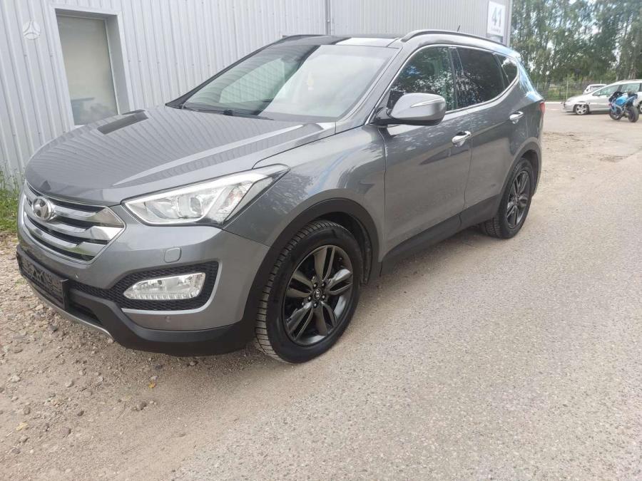 Grey Hyundai Santa Fe 2014 in Ukmerge, with an engine capacity of 2.20 L and mileage of 253 thousand km for 9000 €, photo 4 on AUTOMOTO.COM.LV
