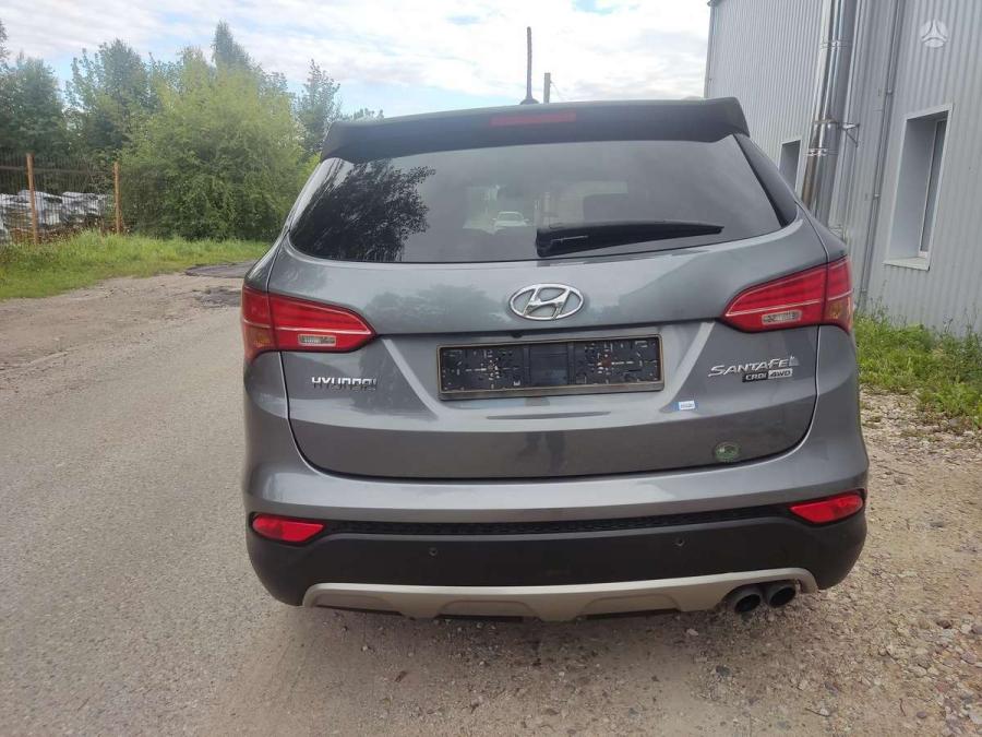 Grey Hyundai Santa Fe 2014 in Ukmerge, with an engine capacity of 2.20 L and mileage of 253 thousand km for 9000 €, photo 6 on AUTOMOTO.COM.LV