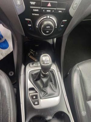 Grey Hyundai Santa Fe 2014 in Ukmerge, with an engine capacity of 2.20 L and mileage of 253 thousand km for 9000 €, photo 13 on AUTOMOTO.COM.LV