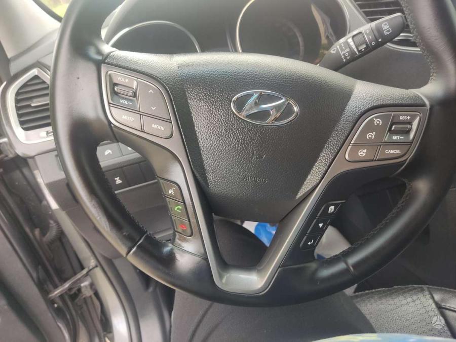 Grey Hyundai Santa Fe 2014 in Ukmerge, with an engine capacity of 2.20 L and mileage of 253 thousand km for 9000 €, photo 15 on AUTOMOTO.COM.LV