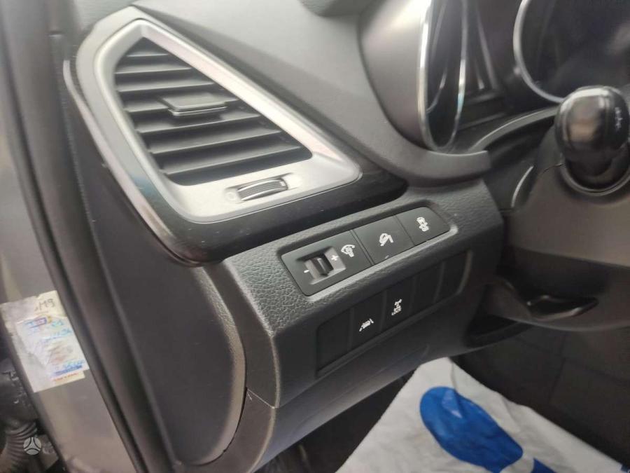 Grey Hyundai Santa Fe 2014 in Ukmerge, with an engine capacity of 2.20 L and mileage of 253 thousand km for 9000 €, photo 16 on AUTOMOTO.COM.LV