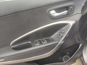 Grey Hyundai Santa Fe 2014 in Ukmerge, with an engine capacity of 2.20 L and mileage of 253 thousand km for 9000 €, photo 17 on AUTOMOTO.COM.LV