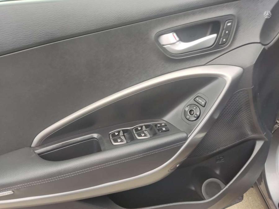 Grey Hyundai Santa Fe 2014 in Ukmerge, with an engine capacity of 2.20 L and mileage of 253 thousand km for 9000 €, photo 17 on AUTOMOTO.COM.LV
