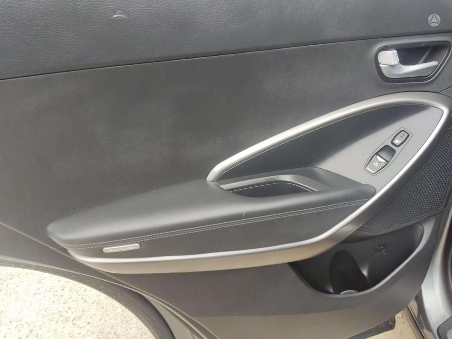 Grey Hyundai Santa Fe 2014 in Ukmerge, with an engine capacity of 2.20 L and mileage of 253 thousand km for 9000 €, photo 21 on AUTOMOTO.COM.LV