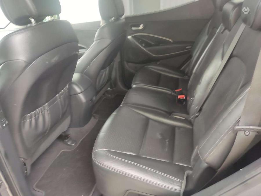 Grey Hyundai Santa Fe 2014 in Ukmerge, with an engine capacity of 2.20 L and mileage of 253 thousand km for 9000 €, photo 23 on AUTOMOTO.COM.LV