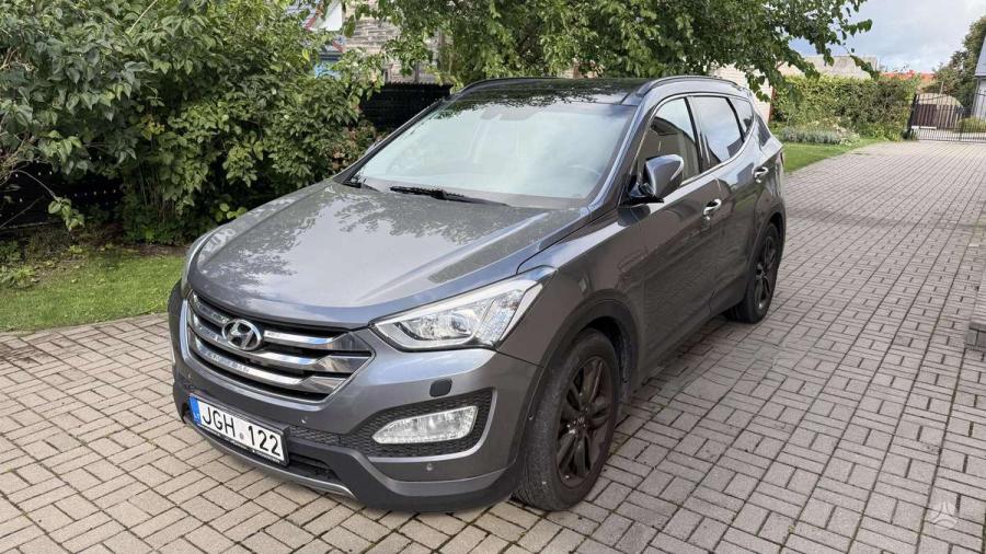 Grey Hyundai Santa Fe 2014 in Vievis, with an engine capacity of 2.20 L and mileage of 185 thousand km for 8500 €, photo 1 on AUTOMOTO.COM.LV