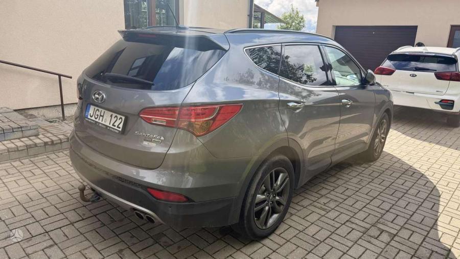 Grey Hyundai Santa Fe 2014 in Vievis, with an engine capacity of 2.20 L and mileage of 185 thousand km for 8500 €, photo 4 on AUTOMOTO.COM.LV