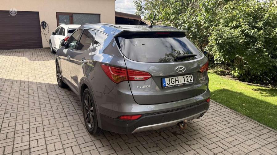 Grey Hyundai Santa Fe 2014 in Vievis, with an engine capacity of 2.20 L and mileage of 185 thousand km for 8500 €, photo 5 on AUTOMOTO.COM.LV