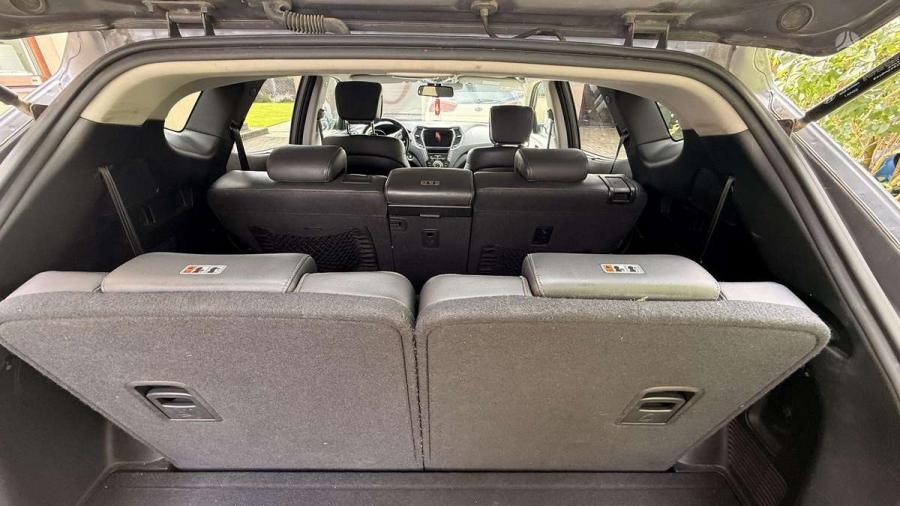 Grey Hyundai Santa Fe 2014 in Vievis, with an engine capacity of 2.20 L and mileage of 185 thousand km for 8500 €, photo 6 on AUTOMOTO.COM.LV