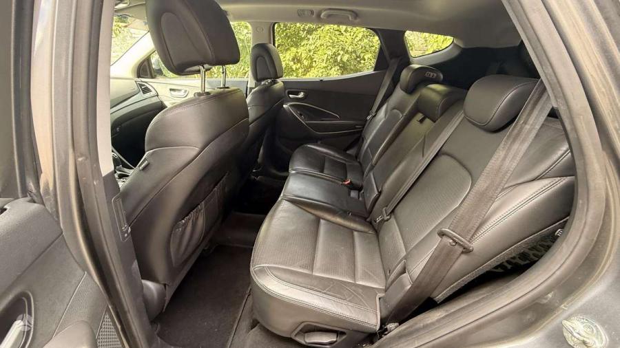 Grey Hyundai Santa Fe 2014 in Vievis, with an engine capacity of 2.20 L and mileage of 185 thousand km for 8500 €, photo 7 on AUTOMOTO.COM.LV