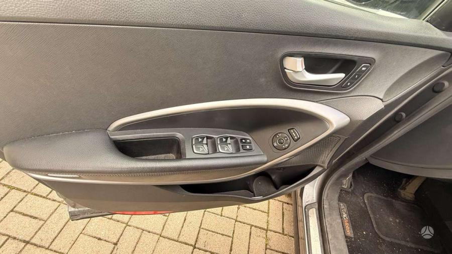 Grey Hyundai Santa Fe 2014 in Vievis, with an engine capacity of 2.20 L and mileage of 185 thousand km for 8500 €, photo 9 on AUTOMOTO.COM.LV