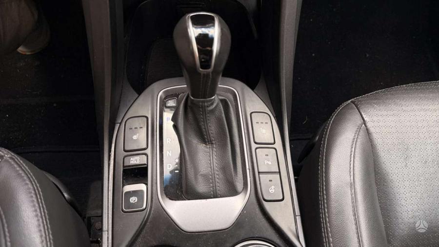 Grey Hyundai Santa Fe 2014 in Vievis, with an engine capacity of 2.20 L and mileage of 185 thousand km for 8500 €, photo 13 on AUTOMOTO.COM.LV
