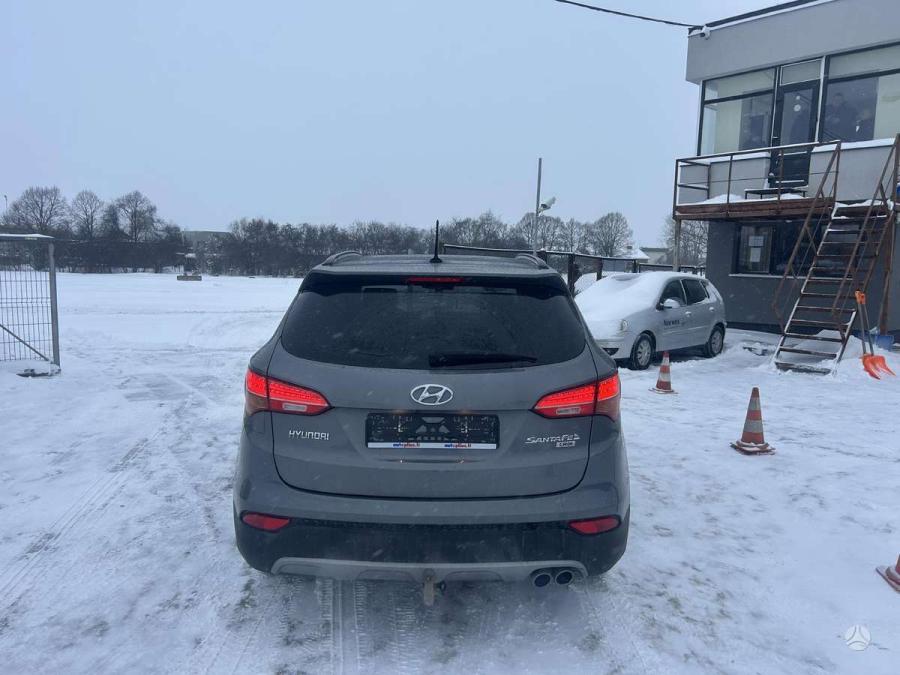 Pelēks Hyundai Santa Fe 2015 Šauļi, ar dzinēja tilpumu 2.00 L un nobraukumu 231 tūkst. km par 9500 €, foto 6 vietnē AUTOMOTO.COM.LV