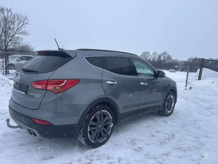 Pelēks Hyundai Santa Fe 2015 Šauļi, ar dzinēja tilpumu 2.00 L un nobraukumu 231 tūkst. km par 9500 €, foto 7 vietnē AUTOMOTO.COM.LV