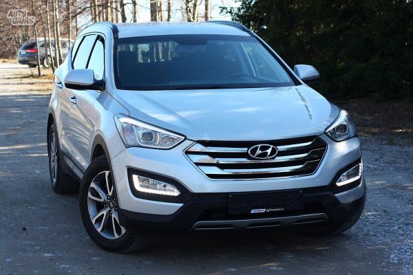 Grey Hyundai Santa Fe 2015 in Petrikaiciai, with an engine capacity of 2.00 L and mileage of 205 thousand km for 11499 €, photo 1 on AUTOMOTO.COM.LV