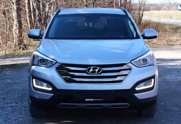 Grey Hyundai Santa Fe 2015 in Petrikaiciai, with an engine capacity of 2.00 L and mileage of 205 thousand km for 11499 €, photo 4 on AUTOMOTO.COM.LV