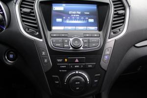 Pelēks Hyundai Santa Fe 2015 Rīga, ar dzinēja tilpumu 2.20 L un nobraukumu 230 tūkst. km par 13250 €, foto 9 vietnē AUTOMOTO.COM.LV