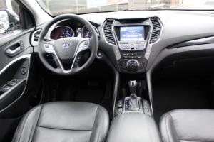 Pelēks Hyundai Santa Fe 2015 Rīga, ar dzinēja tilpumu 2.20 L un nobraukumu 230 tūkst. km par 13250 €, foto 20 vietnē AUTOMOTO.COM.LV