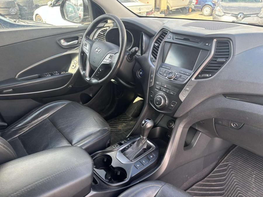 Pelēks Hyundai Santa Fe 2015 Marijampole, ar dzinēja tilpumu 2.20 L un nobraukumu 205 tūkst. km par 7700 €, foto 9 vietnē AUTOMOTO.COM.LV