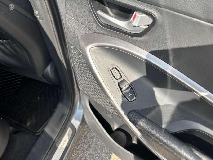 Pelēks Hyundai Santa Fe 2015 Marijampole, ar dzinēja tilpumu 2.20 L un nobraukumu 205 tūkst. km par 7700 €, foto 14 vietnē AUTOMOTO.COM.LV