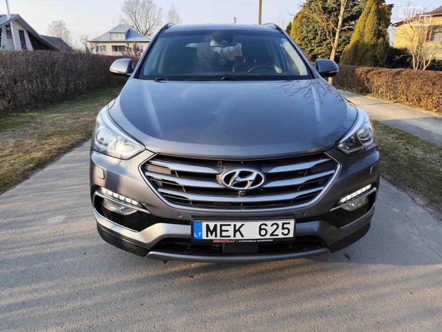 Grey Hyundai Santa Fe 2016 in Pasvalys, with an engine capacity of 2.20 L and mileage of 300 thousand km for 13200 €, photo 1 on AUTOMOTO.COM.LV