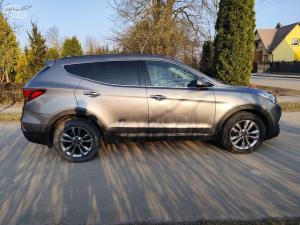 Grey Hyundai Santa Fe 2016 in Pasvalys, with an engine capacity of 2.20 L and mileage of 300 thousand km for 13200 €, photo 4 on AUTOMOTO.COM.LV