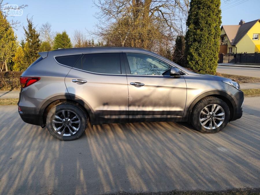 Grey Hyundai Santa Fe 2016 in Pasvalys, with an engine capacity of 2.20 L and mileage of 300 thousand km for 13200 €, photo 4 on AUTOMOTO.COM.LV
