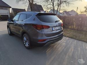 Grey Hyundai Santa Fe 2016 in Pasvalys, with an engine capacity of 2.20 L and mileage of 300 thousand km for 13200 €, photo 5 on AUTOMOTO.COM.LV